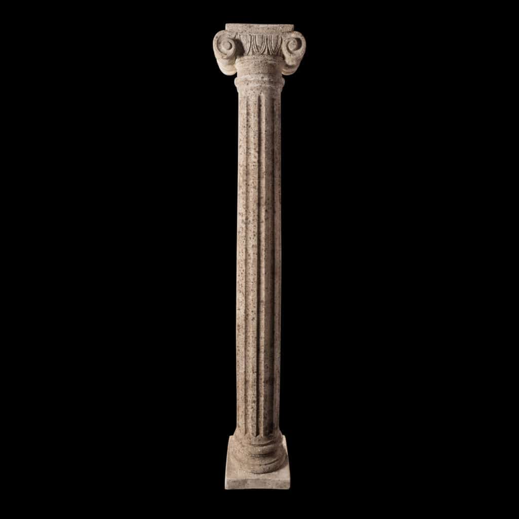 Paire de colonnes doriques en pierre reconstituée d’époque fin XIXe siècle.